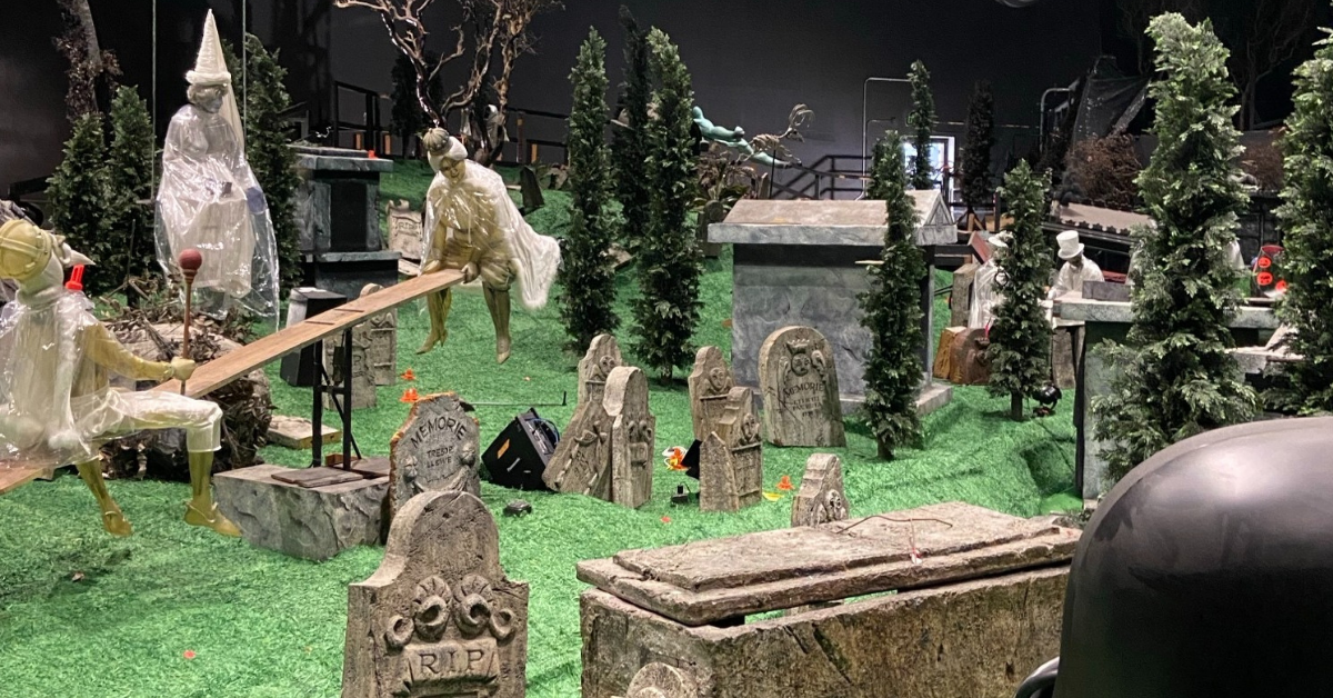 Hauntingly Real: Disney’s Haunted Mansion Trees by Commercial Silk ...